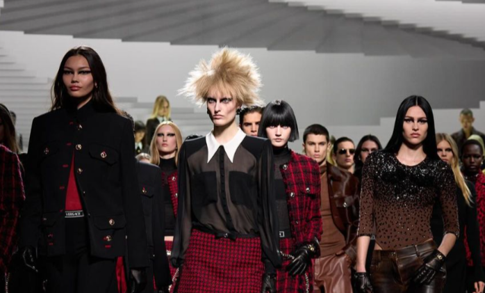 Il 2024 punk di Donatella Versace - Trash Italiano