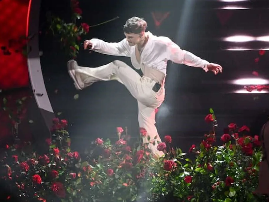 Blanco assolto per le rose distrutte a Sanremo 2023 - Trash Italiano