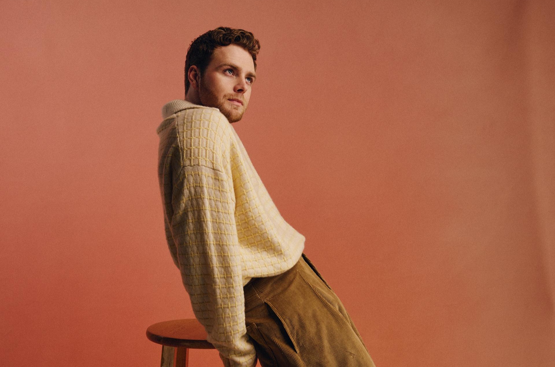 Alex Warren, esce “Fever Dream” (e nel video spunta Paris Hilton)